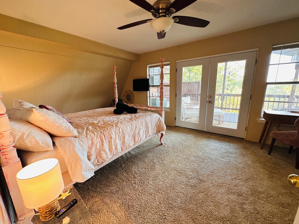 JetSkis, Jacuzzi, Private Beach, Kayak, SUP, Lakeview, Lakefront! 3/2 ...