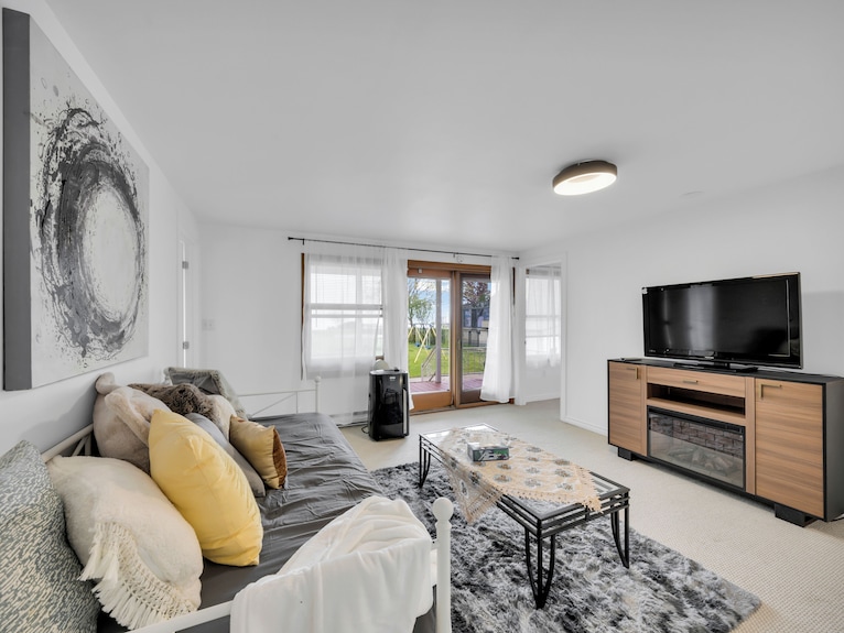 Waterfront Retreat: 6br Home, Bbq, Sleeps 10 - Detroit