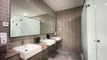 Quarto Standard, em dormitório misto | Casa de banho | Um polibã, um chuveiro fixo, um secador de cabelo (mediante pedido)