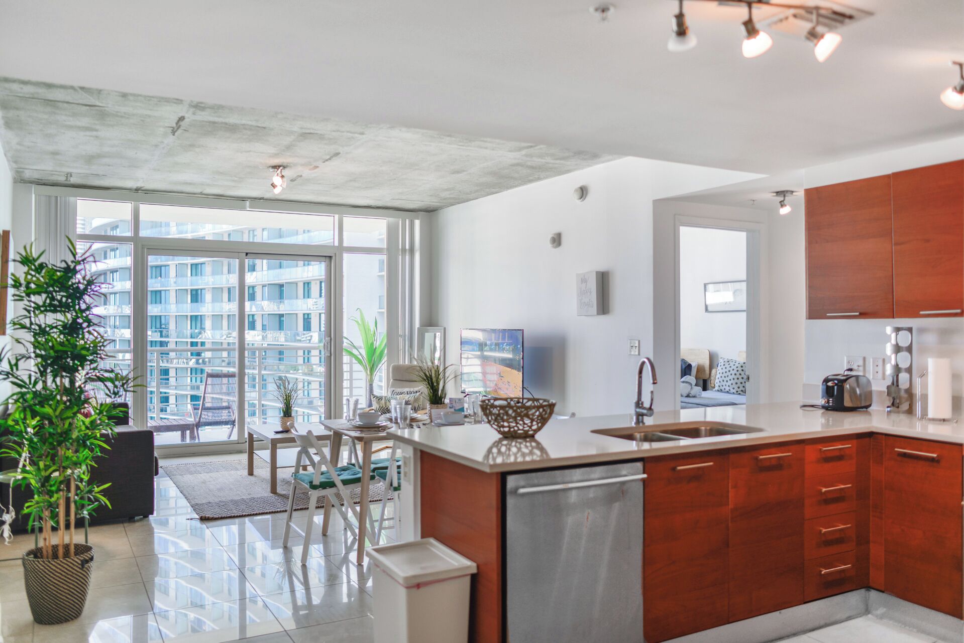 Apartamento em Condomínio Fechado, 2 quartos, Vista para a cidade | Cozinha privada | Um frigorífico, um micro-ondas, um forno, uma placa de cozinha 