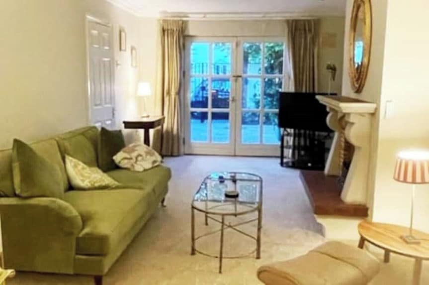 Fashionable Chic Townhouse In The Exclusive Ballsbridge Area In Dublin 4 - Dublin