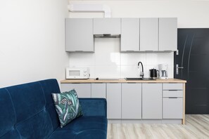 Apartamento, 1 quarto, cozinha, junto ao lago | Cozinha privada | Um micro-ondas, uma cafeteira/bule, utensílios de cozinha 