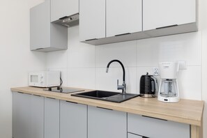 Apartamento, 1 quarto, cozinha, junto ao lago | Cozinha privada | Um micro-ondas, uma cafeteira/bule, utensílios de cozinha 