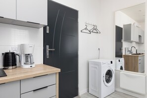 Apartamento, 1 quarto, cozinha, junto ao lago | Cozinha privada | Um micro-ondas, uma cafeteira/bule, utensílios de cozinha 