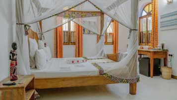 Quarto casal luxo | Escrivaninha, espaço de trabalho para notebook, Wi-Fi de cortesia