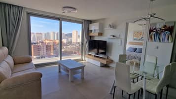 Penthouse Deluxe | Sala de estar | Smart TV de 43 polegadas com canais via satélite