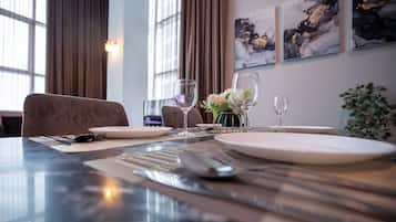 Condo premium | Área de estar | Smart TV 45 polegadas com canais digitais, Netflix