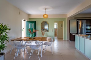 Villa, 2 quartos, varanda, Vista para a cidade | Sala de estar