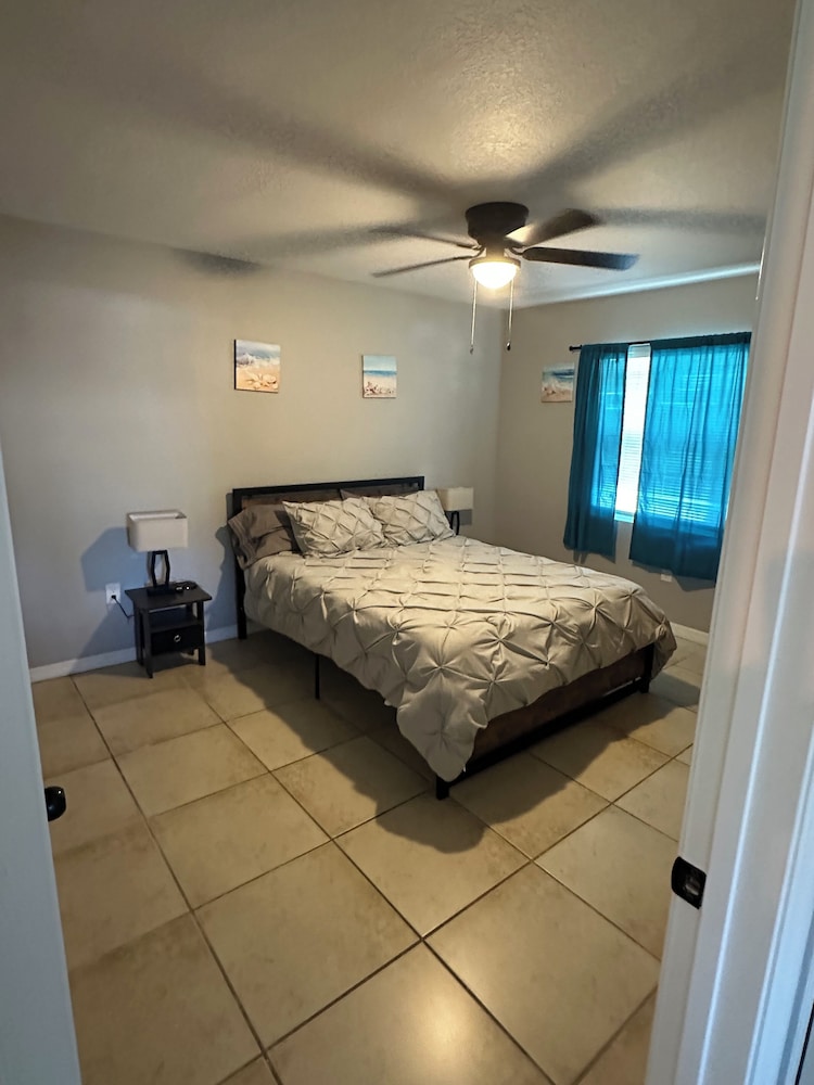 Beach & Boat Ramp 2 Miles Away, Sarasota Memorial Hosp 2 Miles, Publix 1/2 Mile - Venice, FL