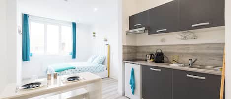 Estúdio (Appartement 1A) | Cozinha privada | Frigobar, micro-ondas, cooktop, chaleira elétrica