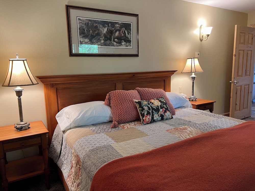 Cozy Stoney Lake Cottage Suite, with fireplace, stunning lake view-Pet ...