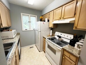 Casa, várias camas (Feathers and Fur #2306) | Cozinha privada