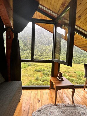 Suíte básica, várias camas, para não fumantes, vista para a montanha | 2 quartos, roupas de cama de algodão egípcio, roupas de cama premium