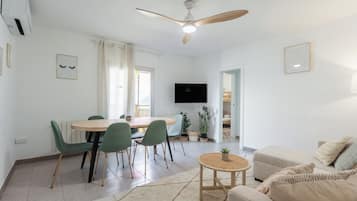 Apartamento família | Área de estar | Smart TV 43 polegadas com canais digitais