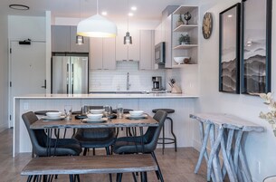 Apartamento em Condomínio Fechado | Cozinha privada | Um frigorífico/congelador grande, um micro-ondas, um forno 