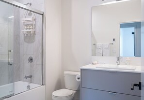 Apartamento em Condomínio Fechado | Casa de banho | Um secador de cabelo, toalhas fornecidas, sabão, papel higiénico 
