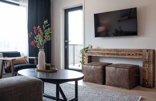 Apartamento em Condomínio Fechado | Sala de estar | Televisor de ecrã plano de 40 polegadas com canais digitais 