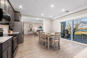 Apartamento em Condomínio Fechado | Cozinha privada | Um frigorífico/congelador grande, um micro-ondas 