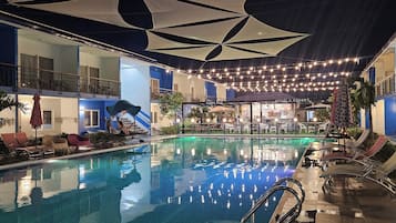2 piscinas exteriores, da(s) 7:00 à(s) 22:00, espreguiçadeiras