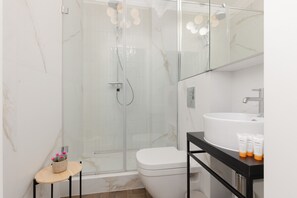 Estúdio, sacada | Banheiro | Chuveiro, toalhas de banho, sabonete, shampoo