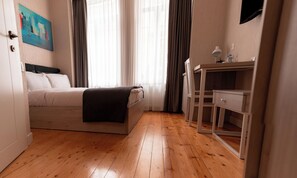 Quarto Económico, 1 cama queen-size | 1 quarto, minibar, secretária, quartos insonorizados