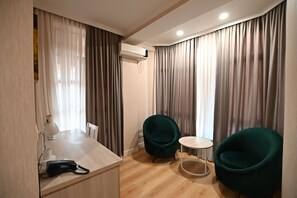 Quarto Duplo Standard, 1 cama queen-size | 1 quarto, minibar, secretária, quartos insonorizados