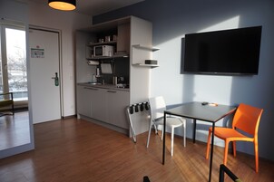 Estúdio Deluxe, pátio, no rés do chão | Sala de estar | TV de ecrã plano, Netflix, piso aquecido, serviços de streaming