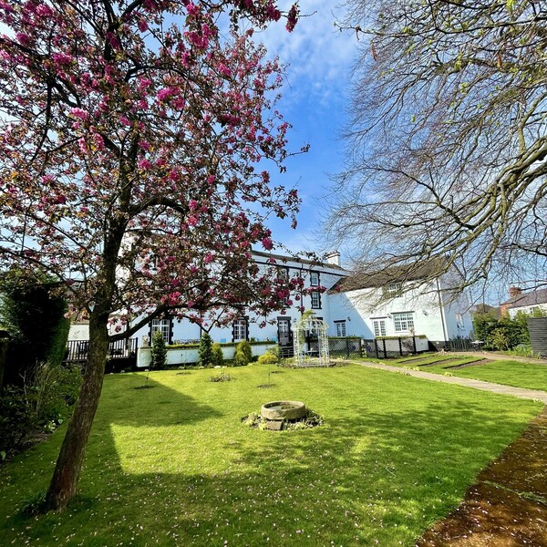 Eagle House- Award Winning B&b And Apartment - Cheshire