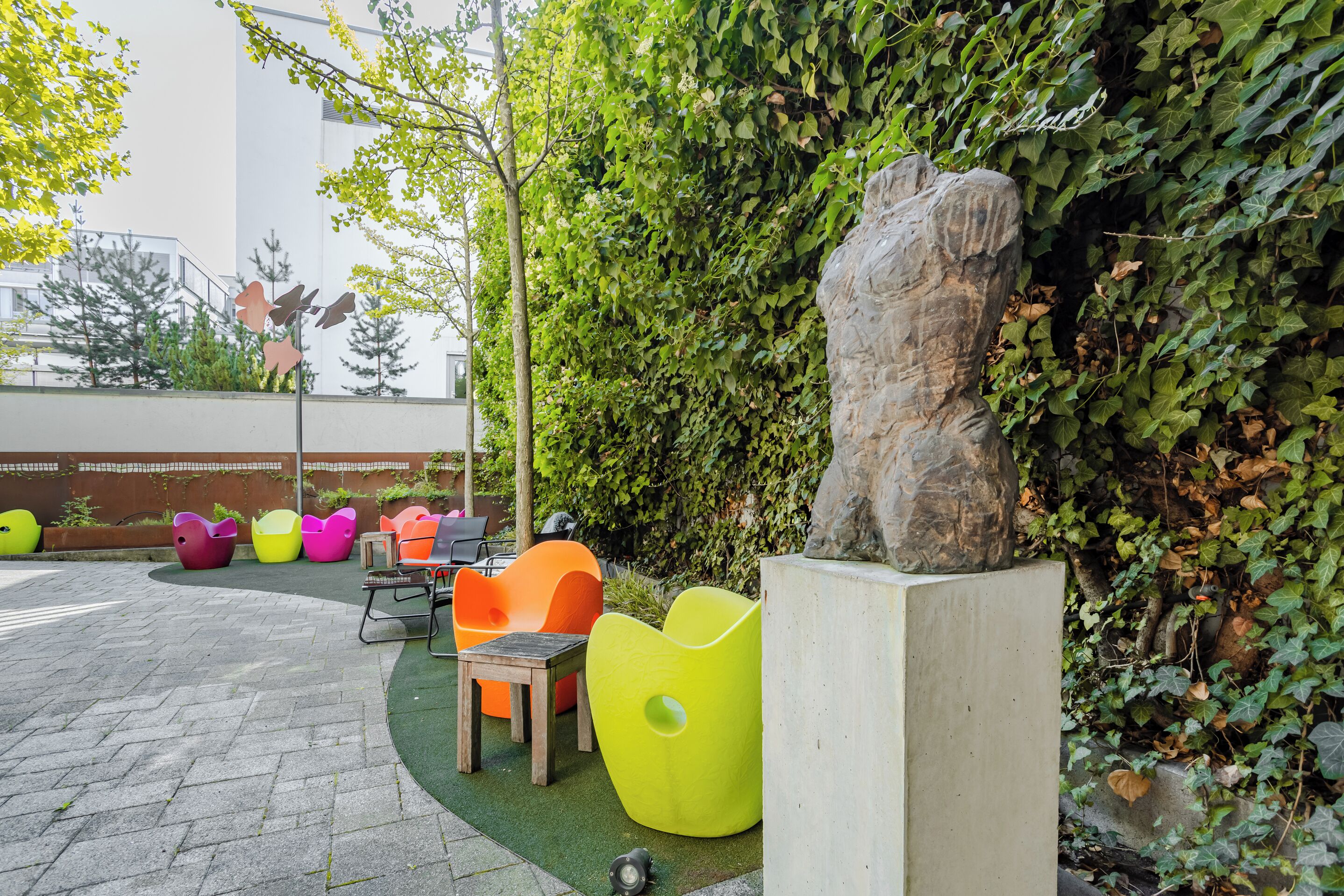 Cofre no quarto, com decoração personalizada, secretária 