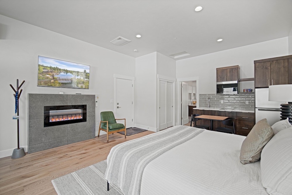 Forestbrook Hideaway with Private Deck & Fireplace - Sunriver | Vrbo