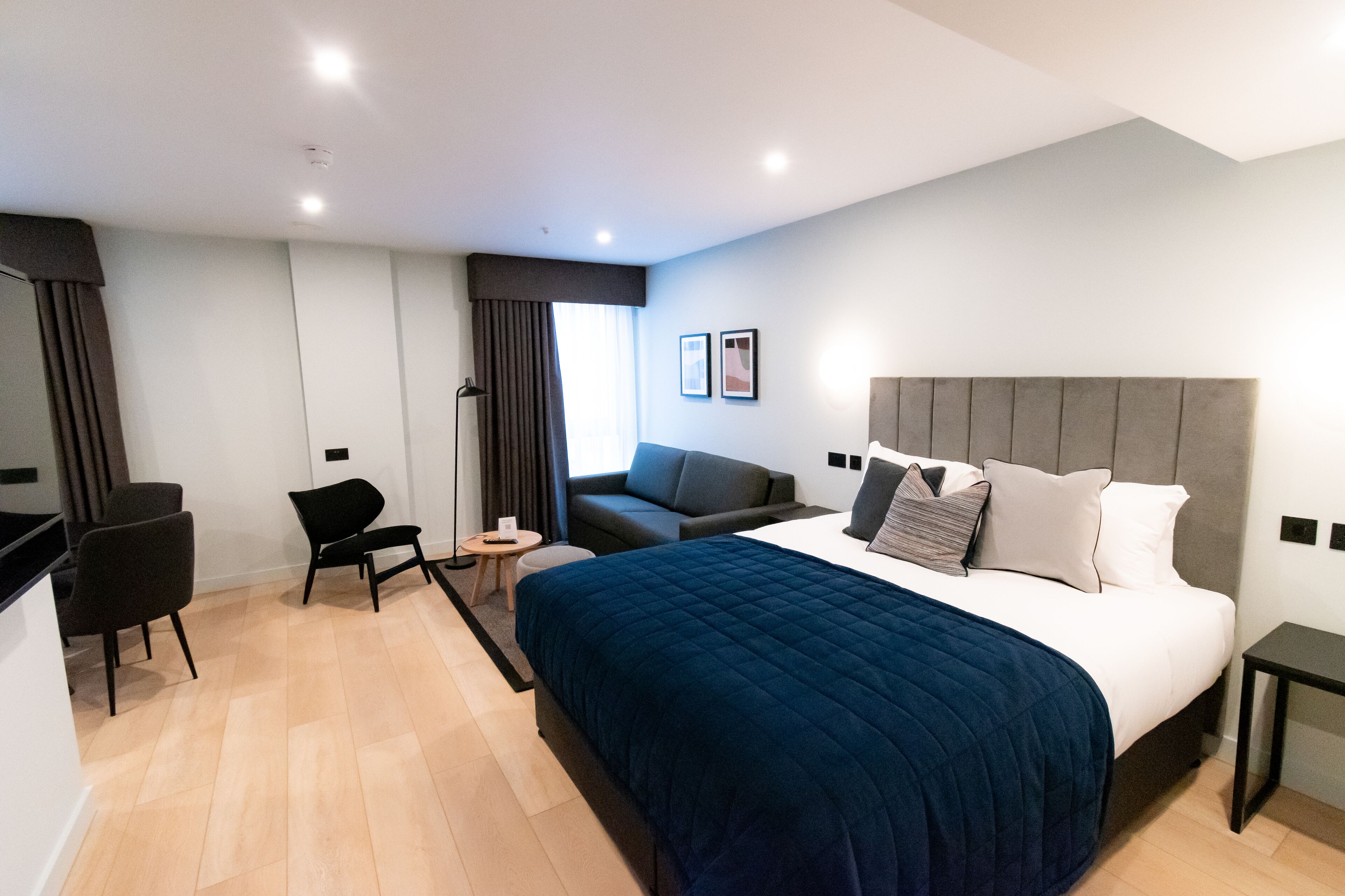 Estúdio Familiar | Cofre no quarto, cortinas/cortinados opacos, ferro/tábua de engomar 