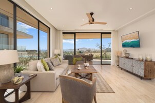 Apartamento Nobre | Sala de estar | Televisor de ecrã plano de 50 polegadas com canais digitais