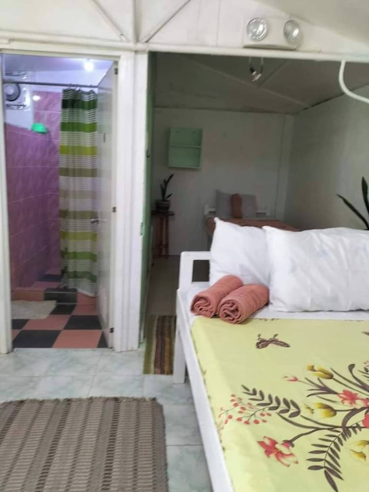 Croninresidence/family Room For 5pax/breakfast - Oslob