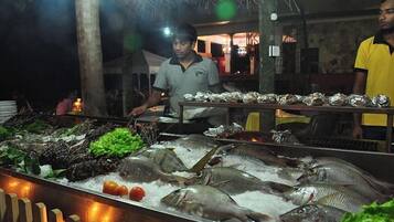 Exposição de frutos do mar com diversos peixes e mariscos.