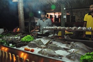 Exposição de frutos do mar com diversos peixes e mariscos.