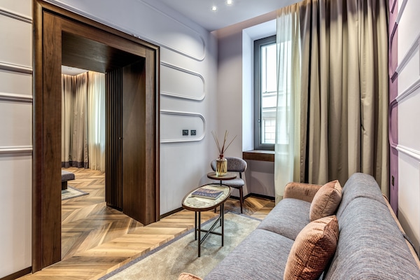 Suite Júnior, 1 quarto, no edifício anexo | Sala de estar | Smart TV de 50 polegadas com canais via satélite