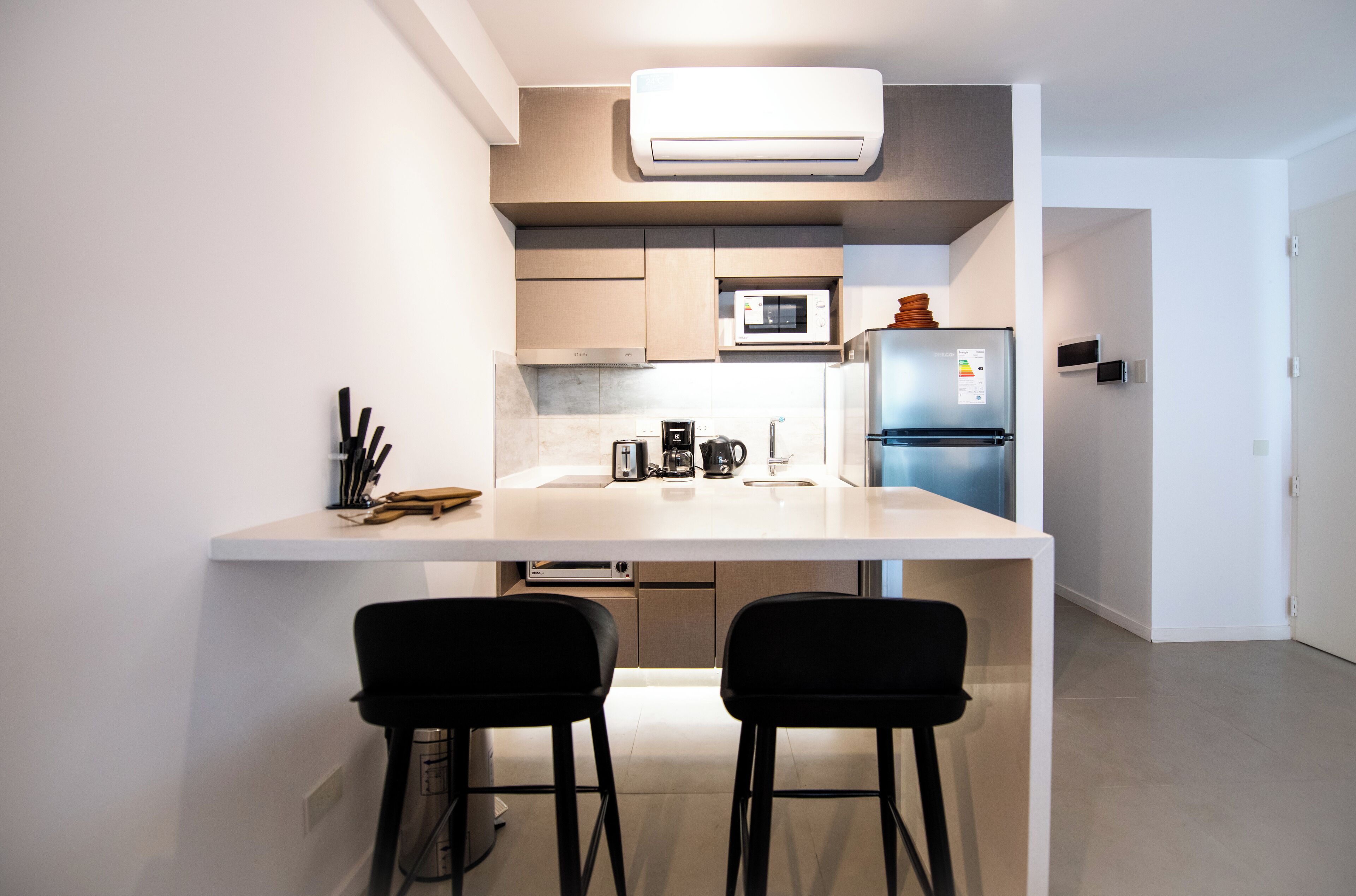 Apartamento, 1 cama Queen | Cozinha privada | Geladeira grande, micro-ondas, fogão, chaleira elétrica