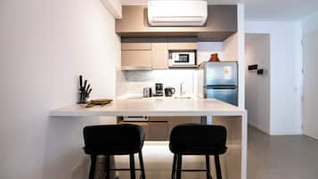 Apartamento, 1 cama Queen | Cozinha privada | Geladeira grande, micro-ondas, fogão, chaleira elétrica