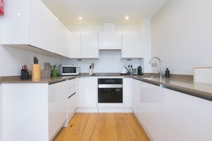 Um frigorífico, uma máquina de lavar louça, uma chaleira elétrica 