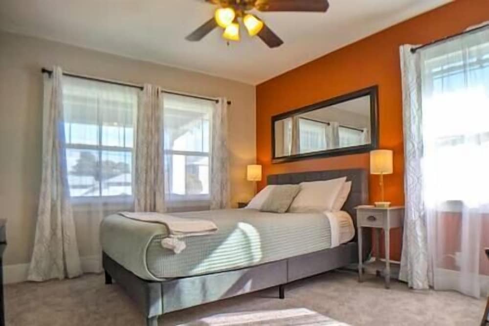 Charming, Convenient Home Near Downtown - 韋納奇