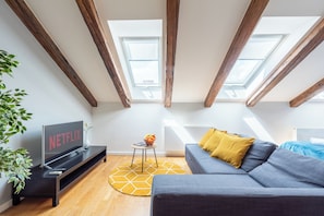 Apartamento Deluxe | Sala de estar | Televisor LED de 50 polegadas com canais por cabo