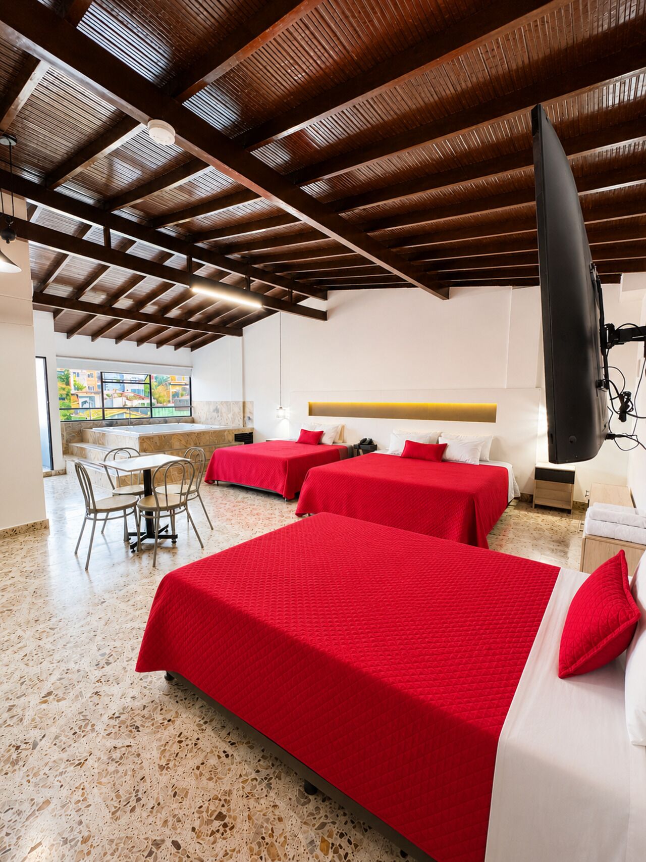 Suite Familiar, várias camas, banheira de hidromassagem grande, Vista para a cidade | Roupa de alta qualidade, edredões de penas, minibar 