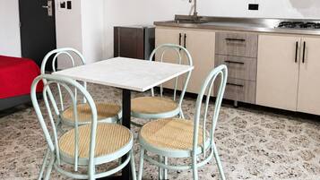 Suite Familiar, várias camas, banheira de hidromassagem grande, Vista para a cidade | Sala de jantar