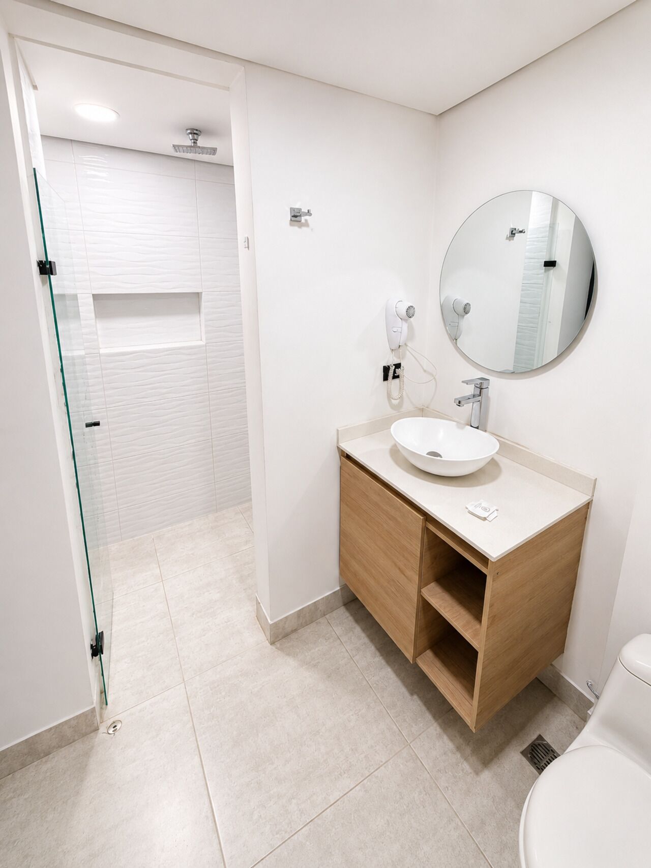 Apartamento Deluxe, banheira de hidromassagem grande, Vista para a cidade | Casa de banho | Um secador de cabelo, toalhas fornecidas, sabão, champô 