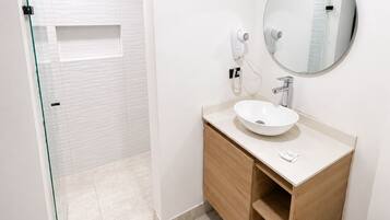 Apartamento Deluxe, banheira de hidromassagem grande, Vista para a cidade | Casa de banho | Um secador de cabelo, toalhas fornecidas, sabão, champô