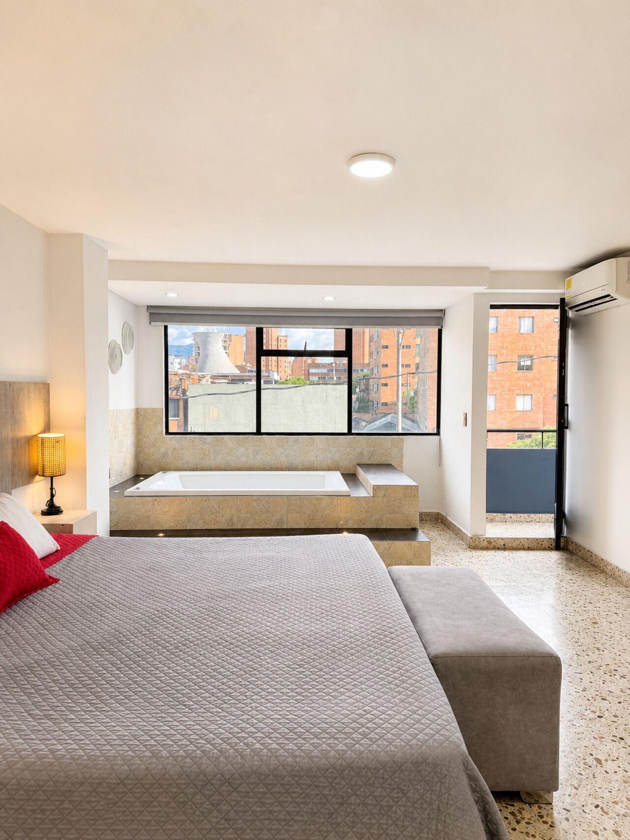 Apartamento Deluxe, banheira de hidromassagem grande, Vista para a cidade | Vista do quarto