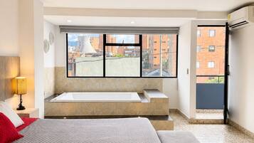 Apartamento Deluxe, banheira de hidromassagem grande, Vista para a cidade | Vista do quarto