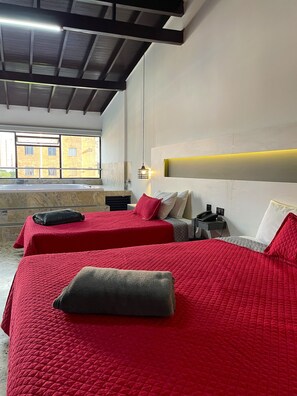 Suite de Luxo, banheira de hidromassagem grande | Roupa de alta qualidade, edredões de penas, minibar