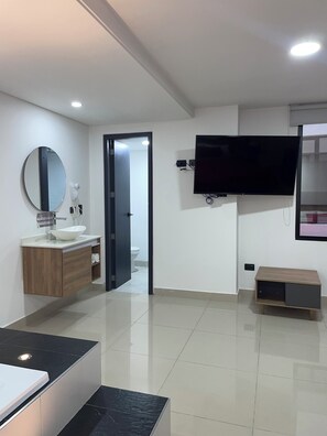 Quarto Duplo Deluxe, banheira de hidromassagem grande | Sala de estar | Televisor de ecrã plano de 43 polegadas com canais por cabo