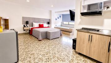 Apartamento Deluxe, banheira de hidromassagem grande, Vista para a cidade | Roupa de alta qualidade, edredões de penas, minibar